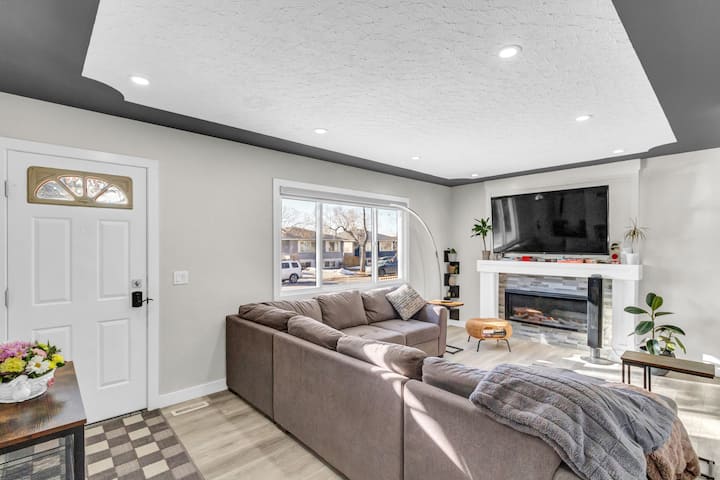 Stylish 3 Bedroom - Close To Downtown & Airport! - Calgary