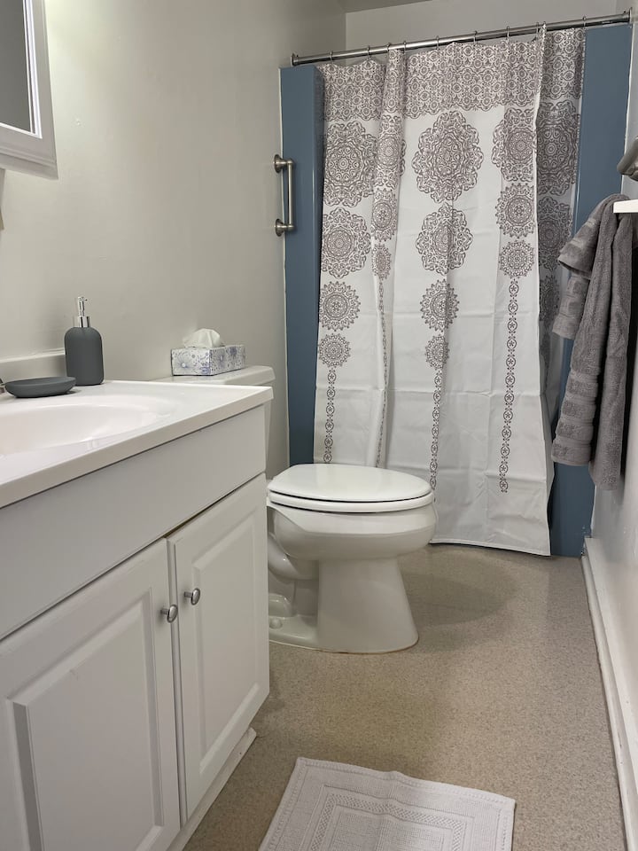Spacious, Quiet 1 Br Close To Downtown Gf - Glens Falls, NY