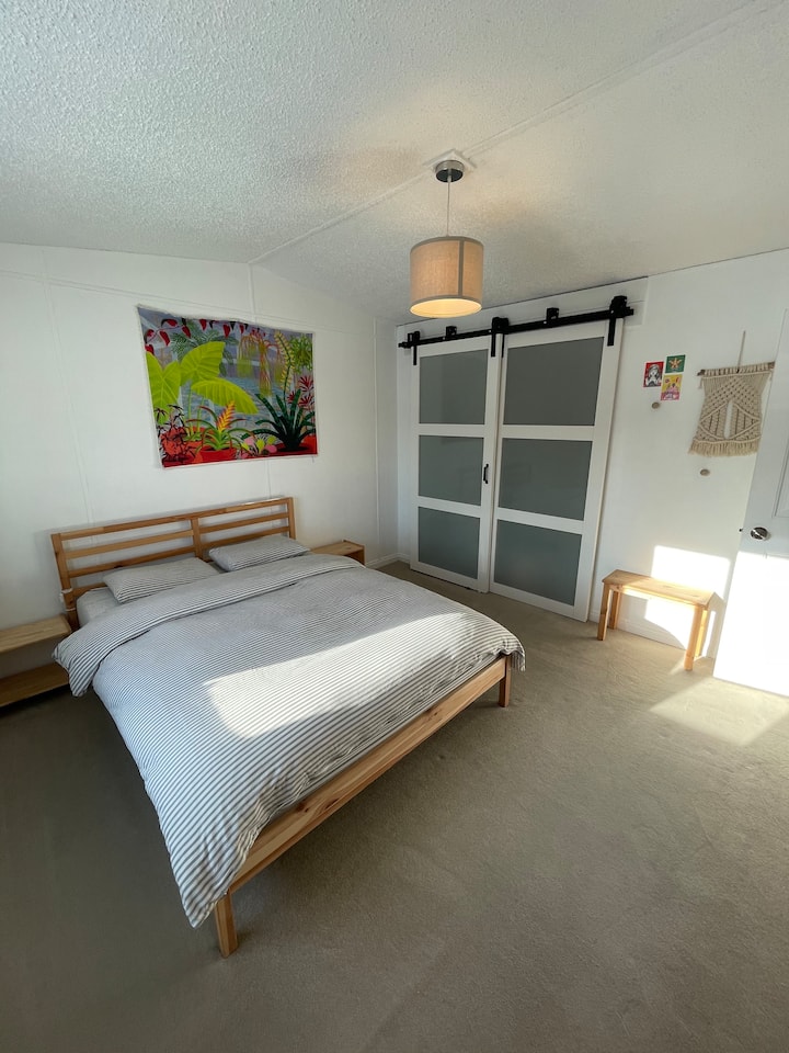 Room C At The Warm And Colorful House - Great Slave Lake