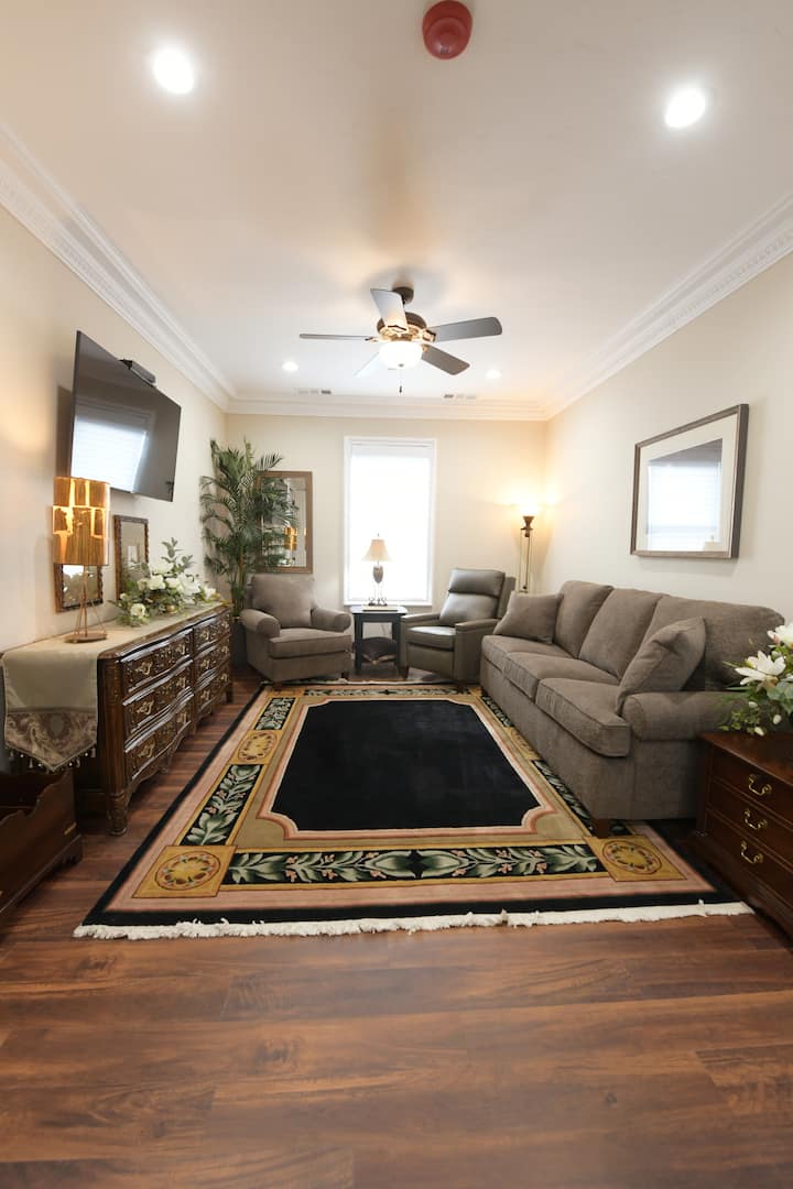 Calliope Apartment At The Hummingbird House - Red Bluff, CA
