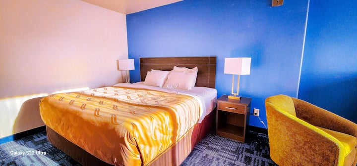 Single Queen Bed - Non Smoking - Helena, MT