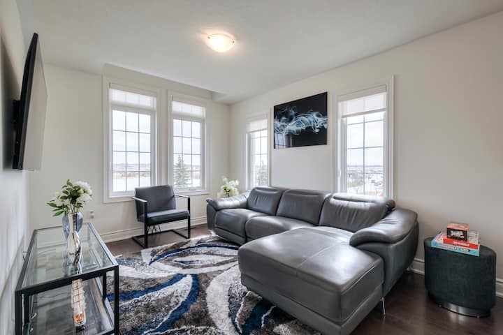 Elegance In A Quiet And Comfort Restful Space - Bradford, ON, Canada