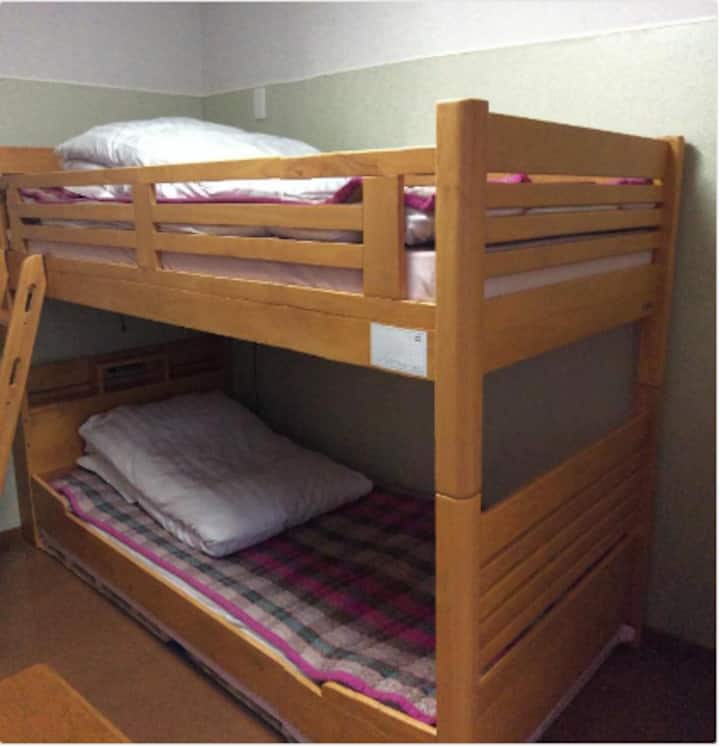 京都駅から７３番のバス一本でこれます
共用バスルーム、プライベート2段ベットルーム - Kyoto