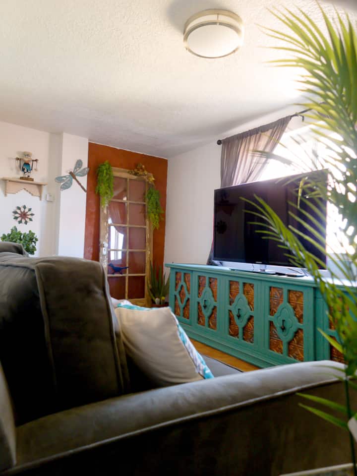 Desert Flower: King Bed, Stocked Kitchen, Walkpath - Albuquerque, NM