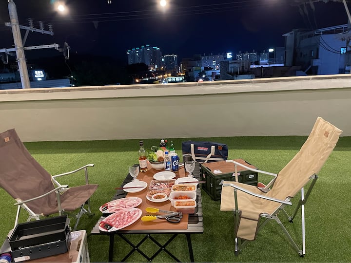 몽글한 가을밤, 기차소리와 루프탑 감성 만끽! 왜관역 앞 [시수 하우스] - Daegu