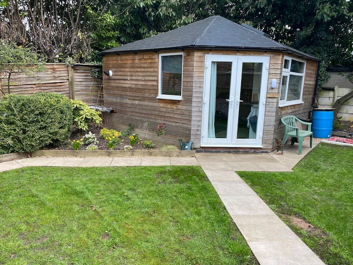 Garden Lodge - Coventry - Detached - Nec 10m - Coventry