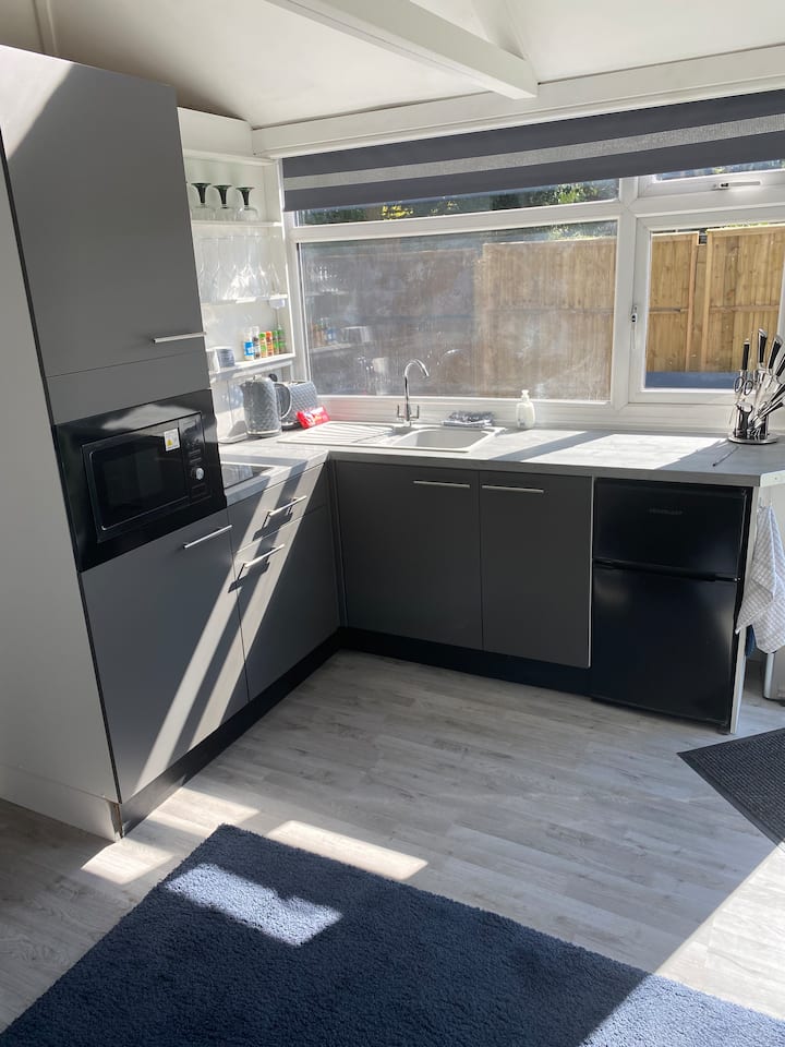 Garden Lodge - Coventry - Detached - Nec 10m - Coventry