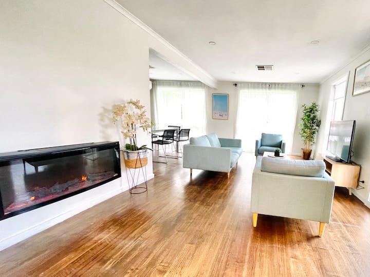 Stunning, Renovated Home Close To Altona Beach - Point Cook