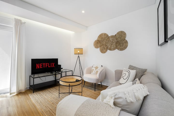 Chic & Stylish Retreat In Estoril Finest Location - Estoril