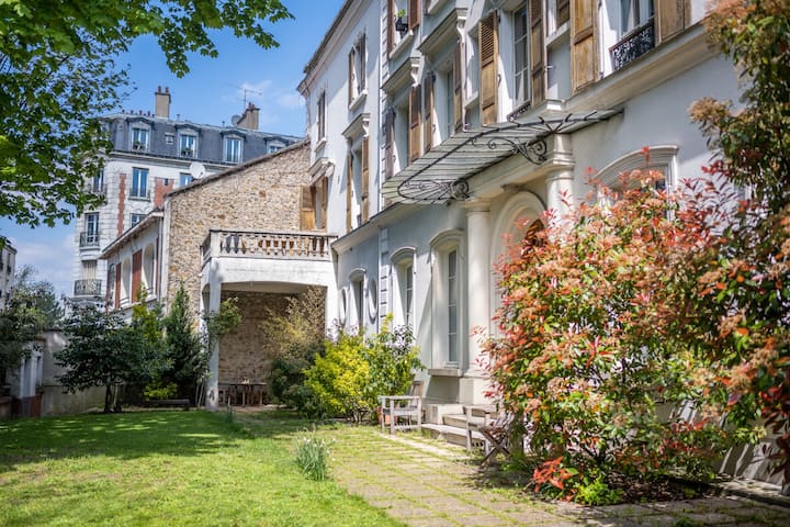 Appartement Beau, Grand Et Calme, 2 Parkings+metro - Pantin