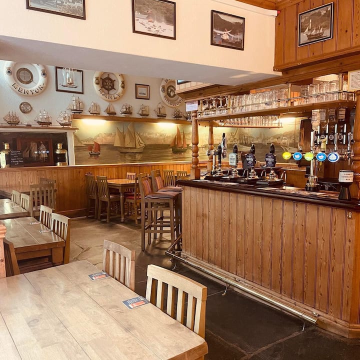 Letting Room In 17th Century Pub - Lostwithiel