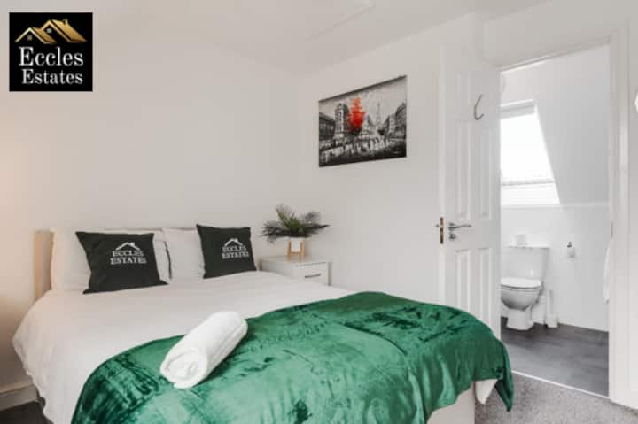 Contractor-ready 3br House | Wi‑fi + Parking - Liverpool