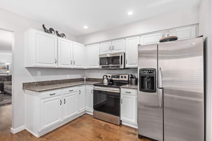 Townhome On Greenbelt Walk To Community Pool - Glendale, AZ