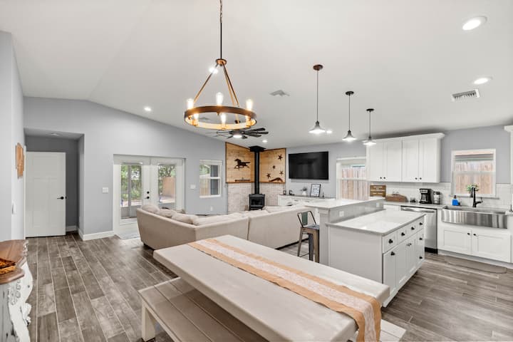 Downtown Ocala Delight: Cozy 4-bedroom Home Awaits - Ocala, FL