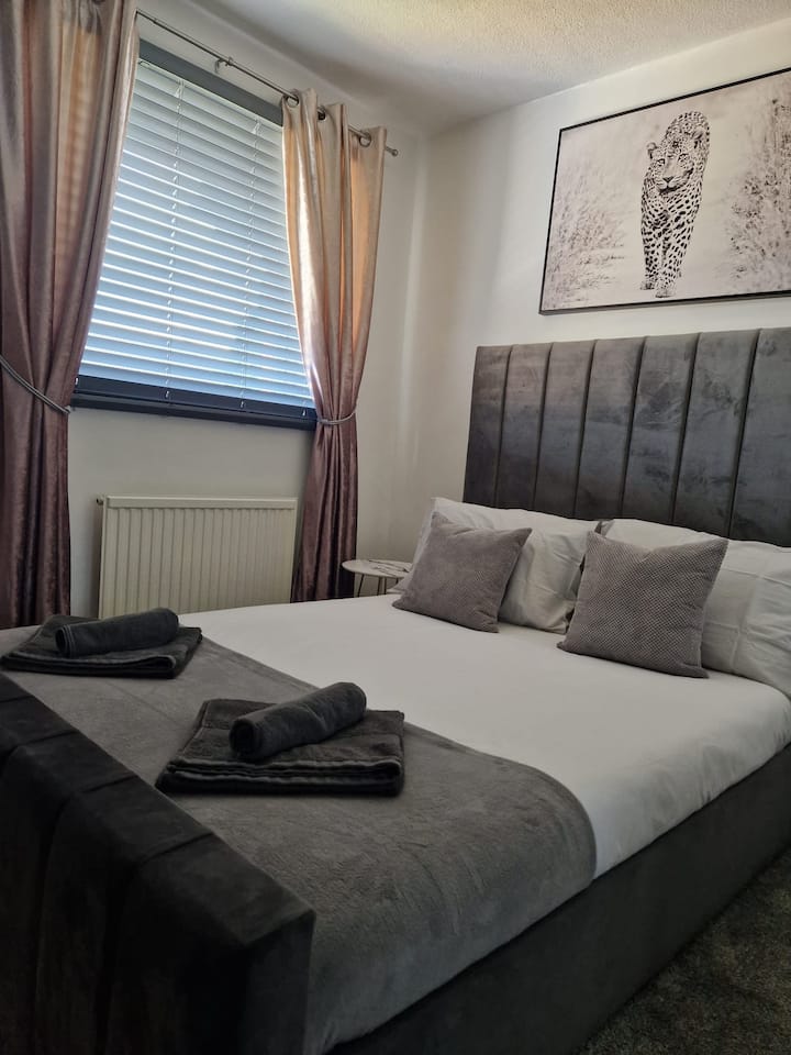 Trip From Home. 5 Mins M1 Jct 11/ 15 Mins Airport - Luton