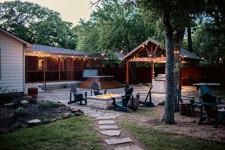 Holly's Texas Oasis - Irving, TX