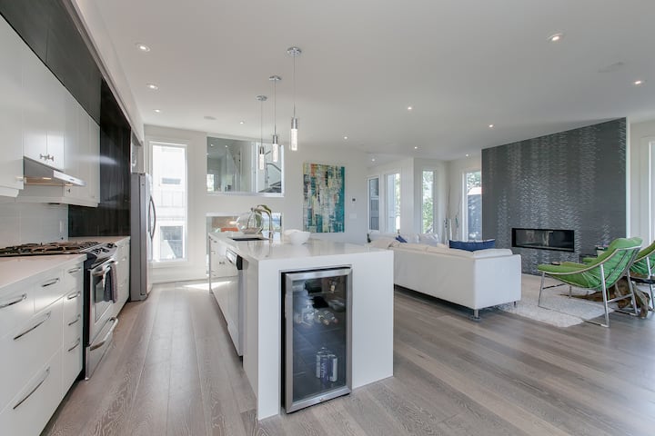 Beach Front Luxury - Hamilton