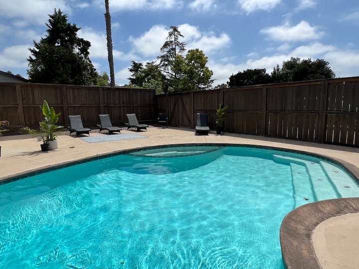 Sleeps 19! Park-like Living With Pool & Basketball - Carlsbad, CA