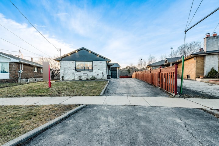 Spacious 4 Bedroom Modern Quiet Home By Airport - Toronto