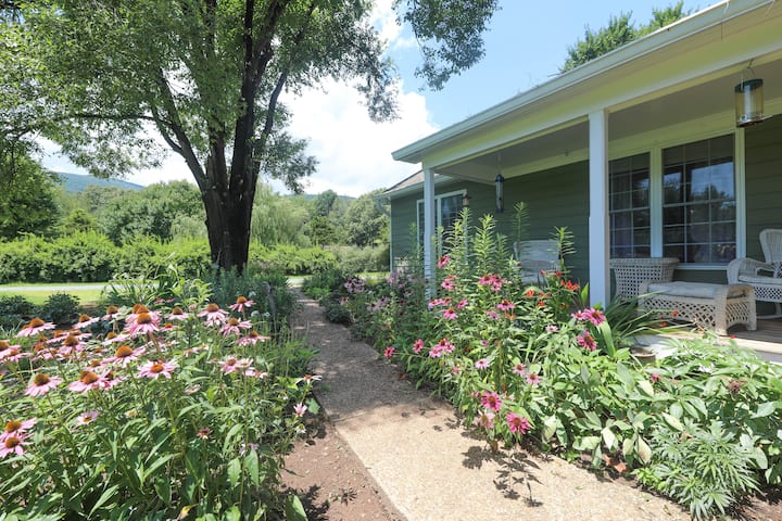 Blue Rivers Cottage With Mountain Views - Nellysford, VA