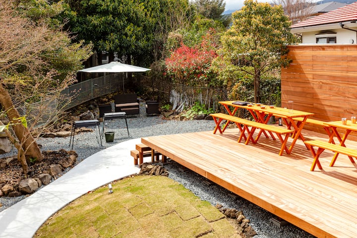 【伊豆高原倶楽部 栞】天然温泉と庭付きテラスで寛ぐ一棟貸し宿/最大16名/駅徒歩圏/研修や合宿に最適 - Itō