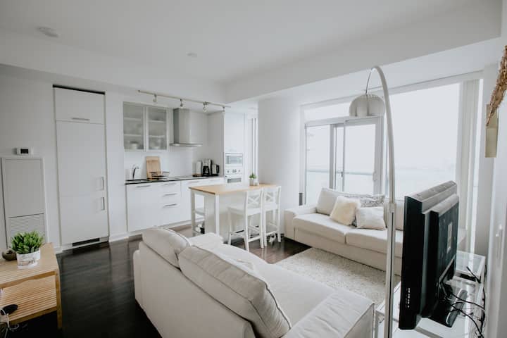 Modern 2 Bdrm + 2 Bath + Free Parking! - Mtcc, Cn - Torontó