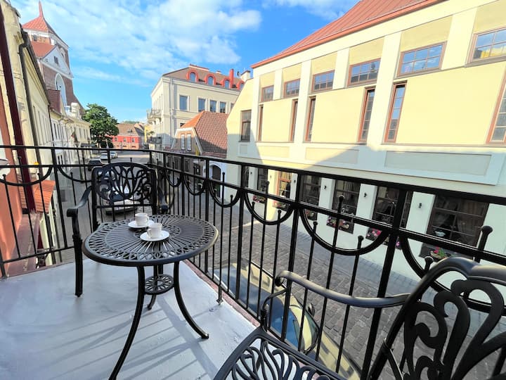 Picturesque Old Town Apartment With Balcony - Kaunas