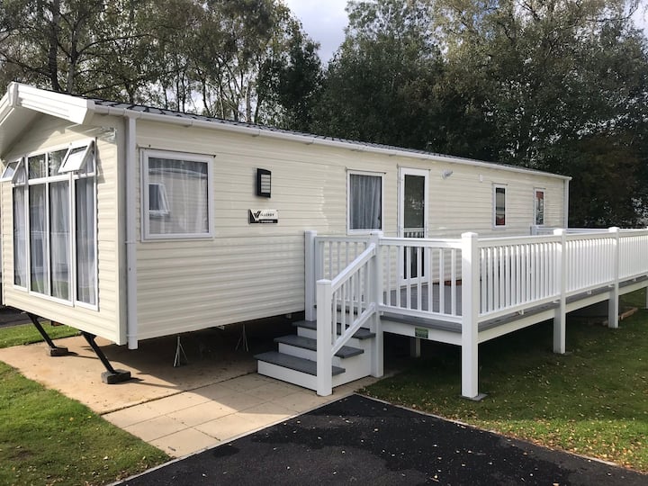 Meadows Hot Tub Retreat - Woodhall Spa