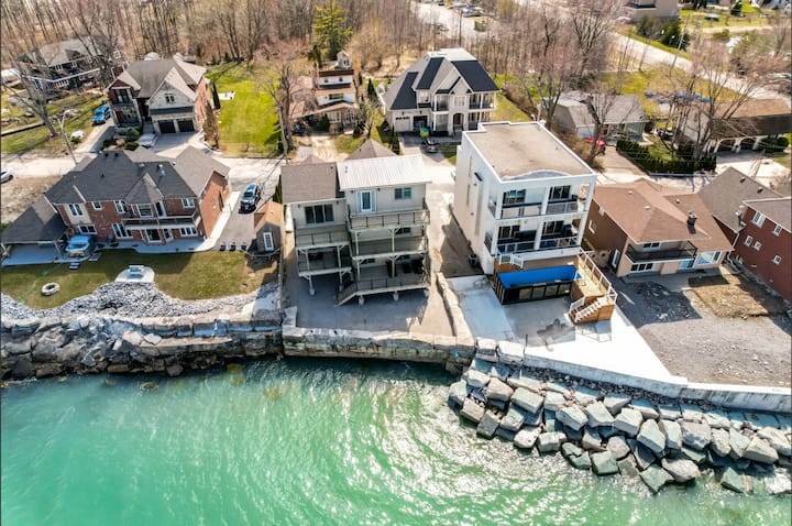 Modern Waterfront Villa | Hot Tub, Kayak - Grimsby