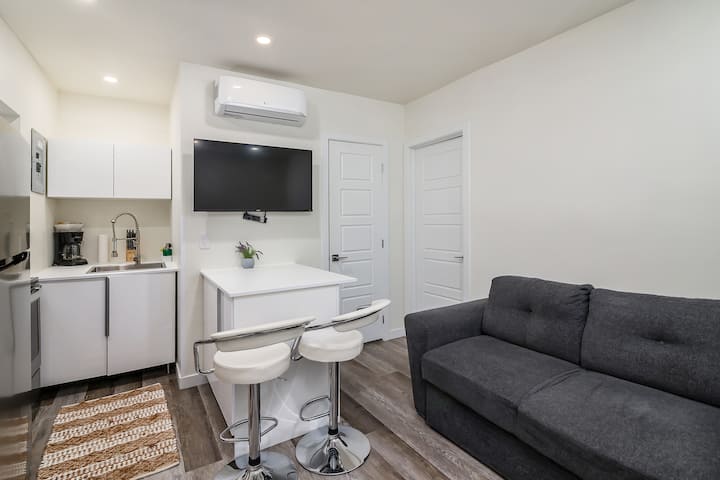 Metro, Plateau Area, Close To Everything. - Montreal