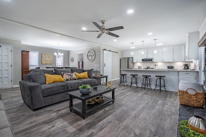 Pet-friendly Stay | Fenced Yard & Deck! - Kennesaw, GA