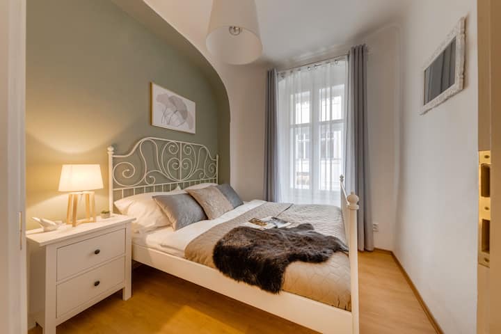 Classy Golden Tiger Apartment - Praga