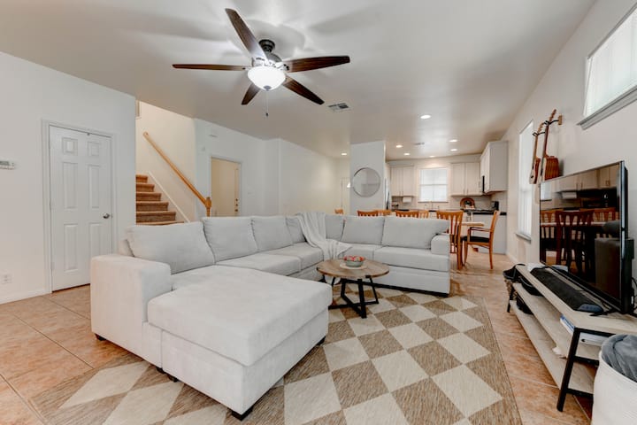 Luxury Beds & Office + Large Space - Austin, TX