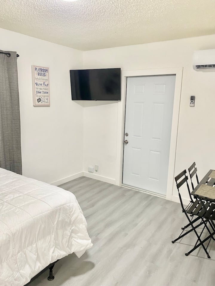 Modern Studio W/private Entrance - Miami, FL
