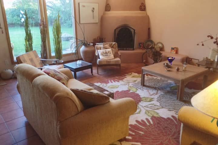 Monthly Long-term Corrales House 2br,2ba
Corp-vac - Corrales, NM