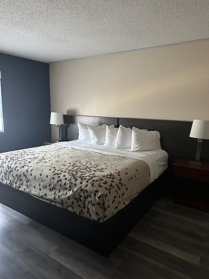 Hotel - King Bed With Breakfast Included - Oak Brook, IL