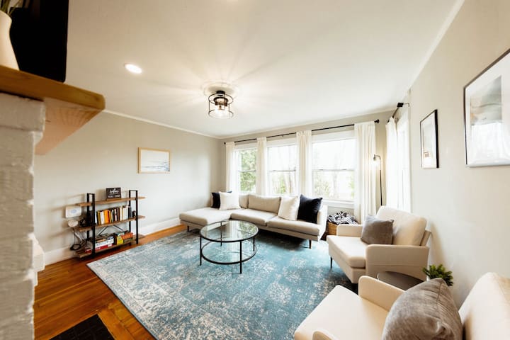 Gorgeous Modern 4bd Getaway | Office | Patio - Seattle, WA