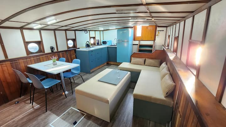 Cowichan Bay Boat Lake Como - Cowichan Bay