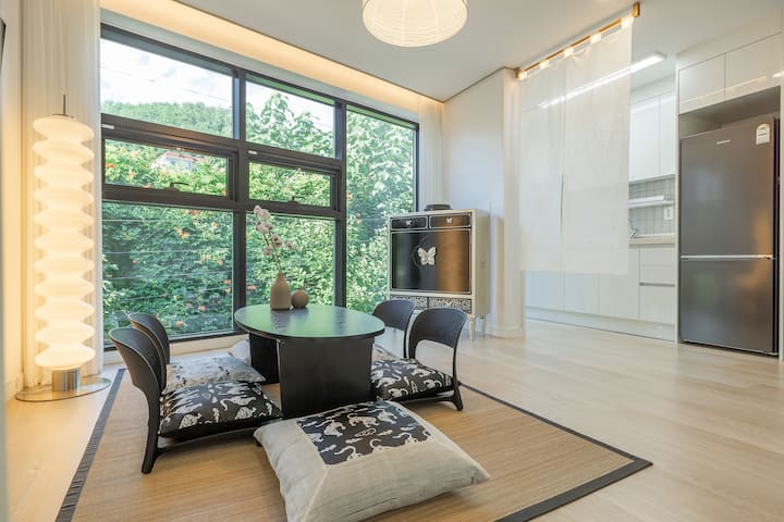 Modern Hanok & Bright Entire Rental Unit(3층 단독사용) - Seoul