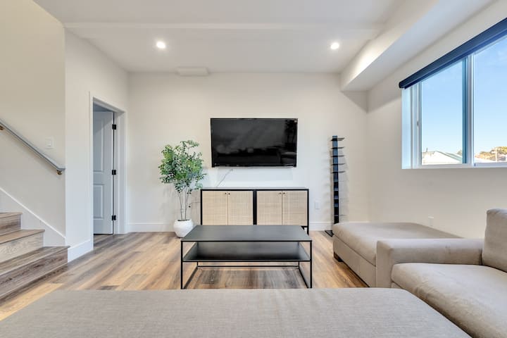 Luxe | Tri-level Hollywood Home With Gated Parking - Hollywood, CA