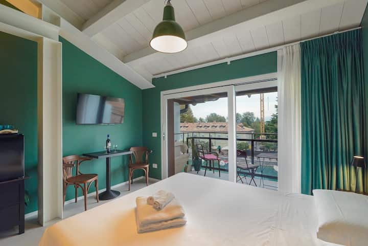 Attic Room With Balcony And Top View - Peschiera del Garda