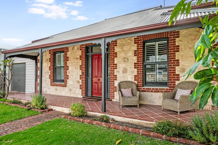 Red Door Cottage—heritage Warmth By The Sea - Port Elliot