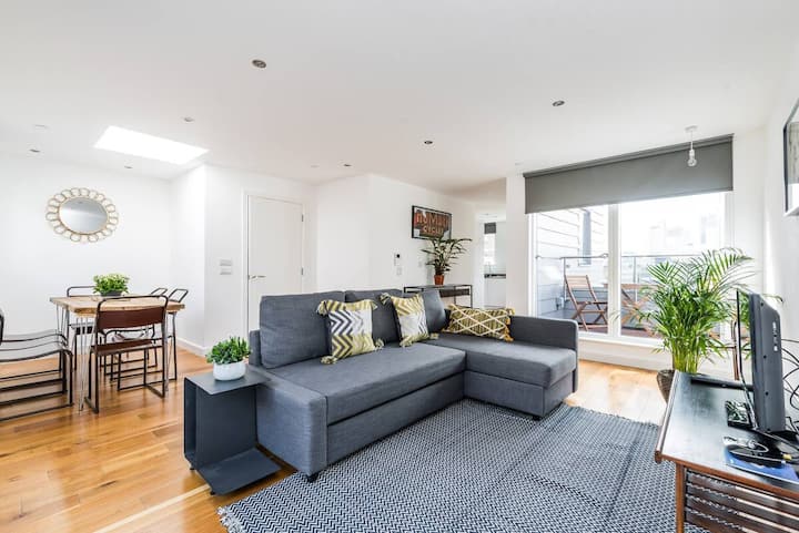 Split Level 3 Bedrooms Penthouse Flat 4 - London