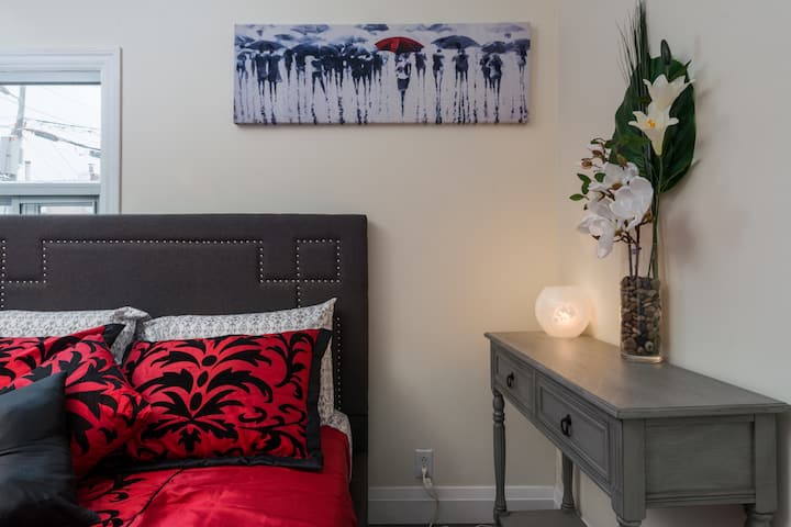 Elegant Studio, Best Location, Metro - Laval, Canada