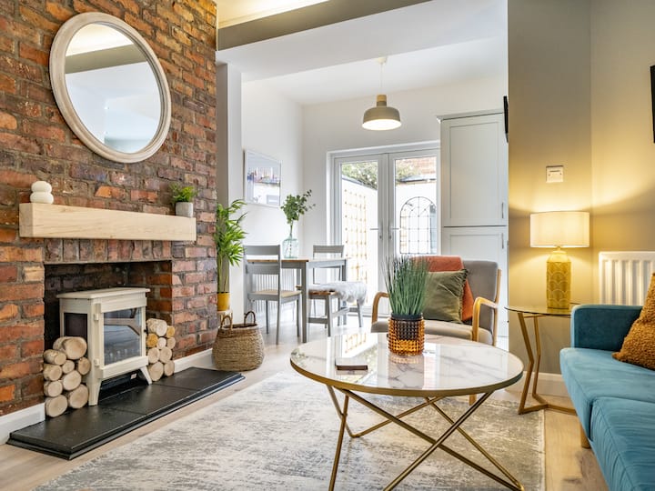 Gorgeous Terrace W/ Outdoor Living | Cafes & Bars - Belfast