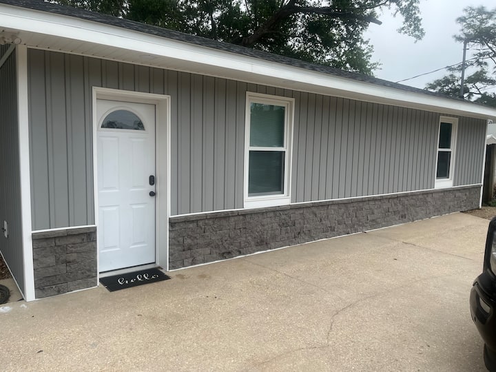 Central And Cozy {20 Minutes From Pensacola Beach} - Brent, FL
