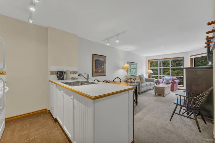 Best Skiin Skiout Condo #3aspens - Whistler