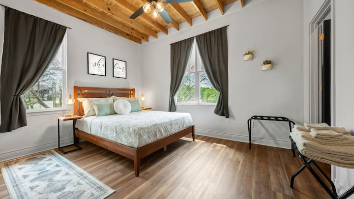 5-star 2br: Comfy, Superhost Hospitality - Bryan, TX