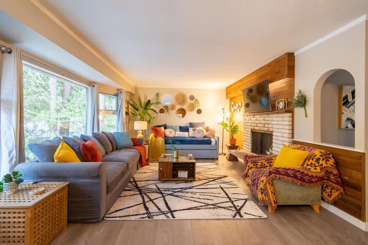 Spacious Canyon Home & Garden Near Mall & Trails - North Vancouver