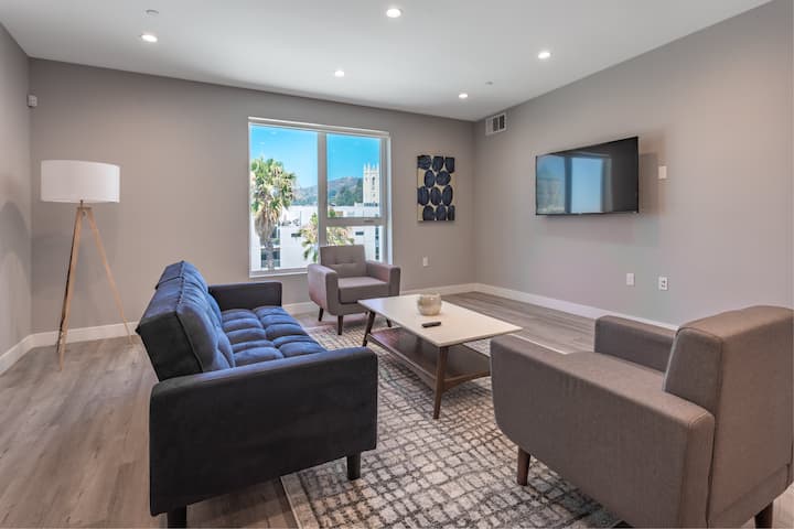 Cozy 4br Hollywood Blvd Apt | Patio + Fast Wifi - 西好萊塢